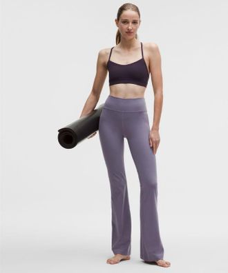 lululemon Groove Hose mit ausgestelltem Bein und hohem Bund aus Nulu Normale L&auml;nge f&uuml;r Frauen - Gr&ouml;&szlig;e 10 in Grape Mist