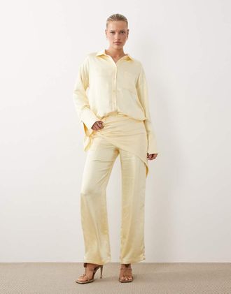 4th & Reckless Pantalon large densemble en satin &agrave; d&eacute;tail crois&eacute; &agrave; nouer - Citron-Blanc