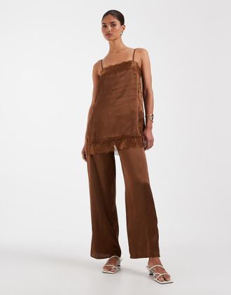 Asos Combinaison caraco en satin et dentelle - Marron-Brown