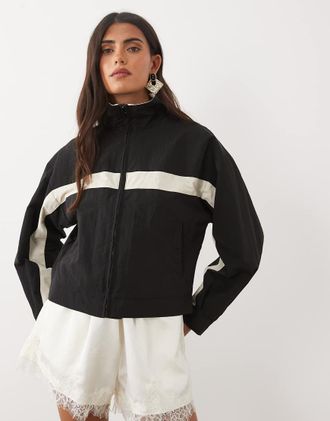 Lioness Essential Windbreaker-Jacke mit Funnel-Neck in Schwarz