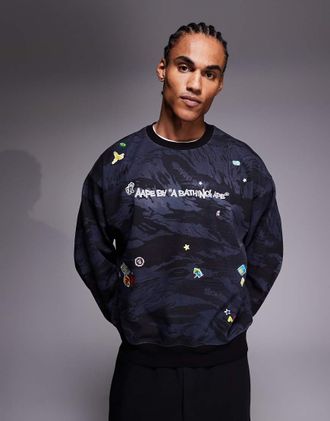 Aape By A Bathing Ape Aape by A Bathing Ape - Sweat &agrave; enfiler &agrave; motif camouflage et autocollants - Noir camouflage-Multicolore
