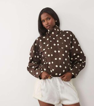 KAIIA exklusive technische Jacke mit Knopfleiste, Knebelverschluss und Funnel-Kragen in Schokobraun und Creme mit Polka-Dot-Muster-Multi