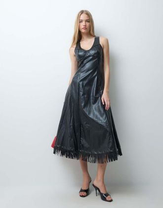 Ghospell Midikleid aus Kunstleder mit Brustdetail und Fransensaum in Schwarz