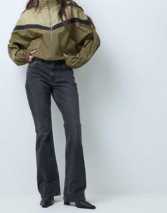 Abercrombie & Fitch High-Waist Bootcut-Jeans in verwaschenem Schwarz