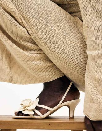 NA-KD Chaussures en daim avec d&eacute;tail fleur - Beige-Neutral