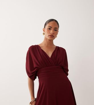 Tfnc Petite TFNC Brautjungfern Petite Chiffon-Maxikleid mit V-Ausschnitt, Drapierung, plissierten &Auml;rmeln und in Burgunderrot