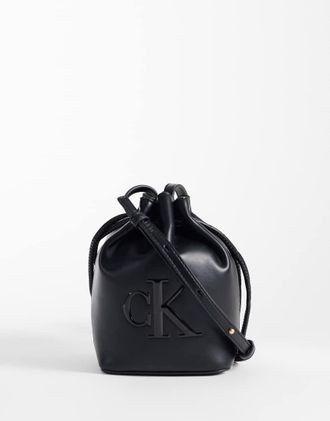Calvin Klein Petit sac seau &agrave; bandouli&egrave;re avec logo oversize - Noir