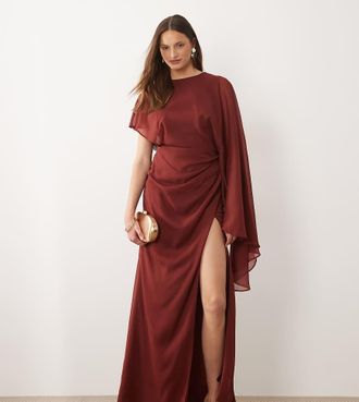 Asos Tall ASOS DESIGN Tall - Robe longue drap&eacute;e en biais &agrave; manches cape et dos d&eacute;collet&eacute; - Bordeaux-Marron