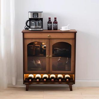 Generic Sideboard im Vintage-Stil mit mehrstufigen Ablagefl&auml;chen, Schubladen und einem Weinregal for sechs Flaschen. Das Design mit glatten Kanten passt zu ve