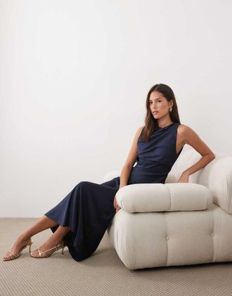 Asos Robe longue en satin avec buste drap&eacute; et dos b&eacute;nitier - Bleu marine