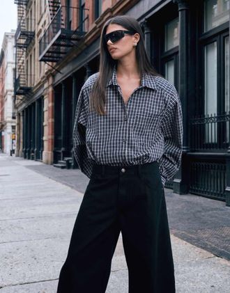 Lioness Notting Hill Baumwollhemd mit Oversize-Passform, Schulterpolster-Detail, vielseitig tragbar, Knopfleiste vorn, kariert in Marineblau und Zitronengelb-