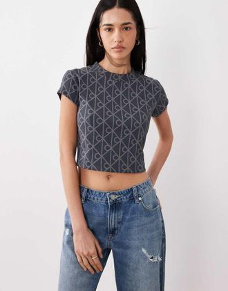 Calvin Klein Jeans Knapp geschnittenes Cropped-T-Shirt in Grau mit gepr&auml;gtem Logo