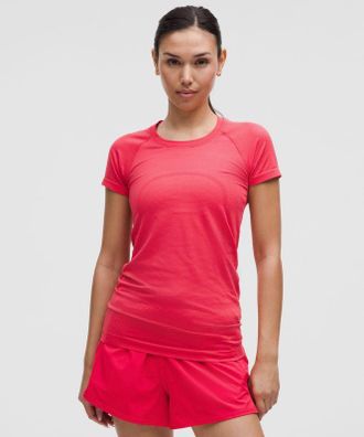 lululemon Swiftly Tech Kurzarmshirt 2.0 H&uuml;ftl&auml;nge f&uuml;r Frauen - Gr&ouml;&szlig;e 14 in Red Glow