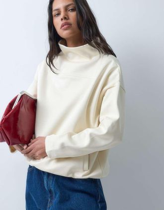 Asos sweat-shirt en jersey satin&eacute; avec d&eacute;tail zip et col chemin&eacute;e ivoire-Blanc