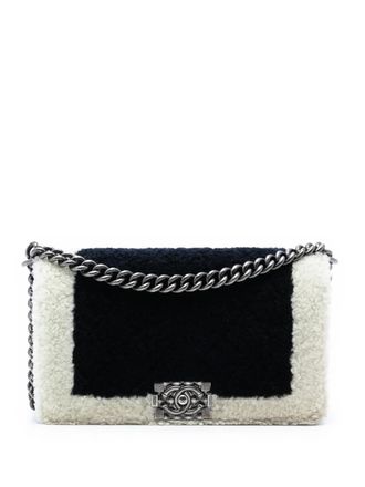 Chanel 2015-2016 Old Medium Bicolor Boy Flap Umh&auml;ngetasche aus Shearling - Schwarz