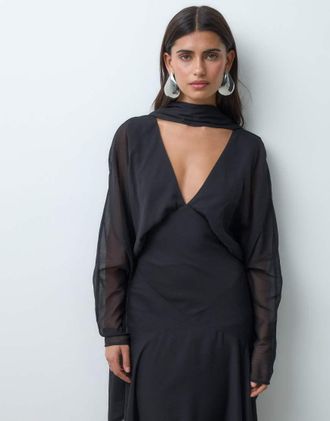 Asos robe longue &agrave; manches chauve-souris avec jupe asym&eacute;trique ample et foulard noir