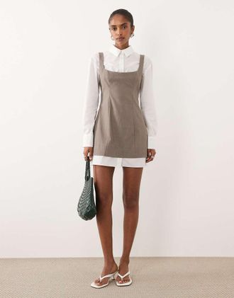 Asos Robe chemise courte 2-en-1&agrave; encolure d&eacute;gag&eacute;e - Marron clair