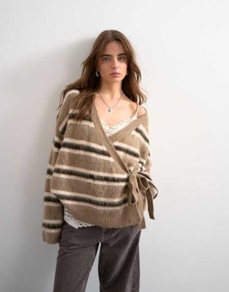 Topshop Flauschige, gestreifte Strickjacke in Neutral mit Wickeldesign