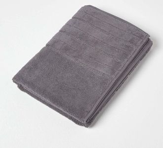 Homescapes Duschtuch 70x130 cm, Handtuch grau mit Glitzer-Bordüre, 100% Baumwolle mit 450 g/m², Frottiertuch schnelltrocknend, weich& saugfähig