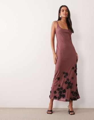 Asos gerades Maxikleid mit verziertem Saum mit Blumenmuster in Terrakotta-Braun