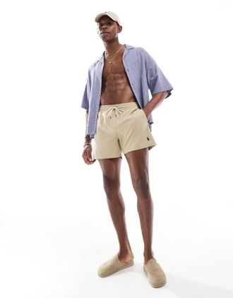 Polo Ralph Lauren Traveler - Mittellange Badeshorts in Beige mit schmalem Schnitt und Markenzeichen-Neutral