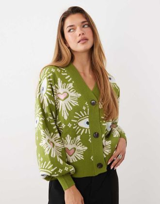 Never Fully Dressed Strick-Cardigan mit V-Ausschnitt und Strass-Herzdetail in Gr&uuml;n mit Herzprint