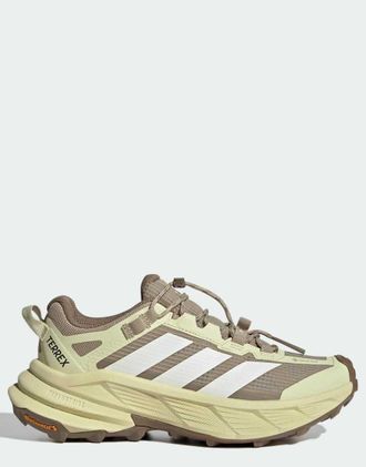 adidas adidas Performance Terrex freehiker SL Gore-Tex baskets de randonn&eacute;e jaunes et marron