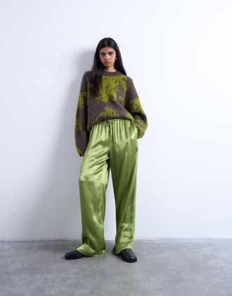 Topshop Weit geschnittene Hose aus Satin in leuchtendem Gr&uuml;n mit Knitteroptik
