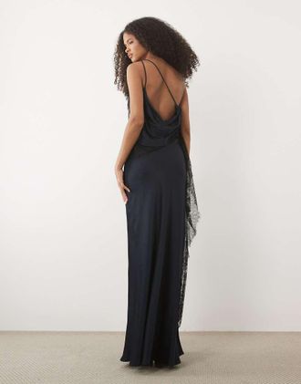 Forever New Robe longue asym&eacute;trique en satin coup&eacute; en biais avec d&eacute;tail en dentelle - Bleu marine