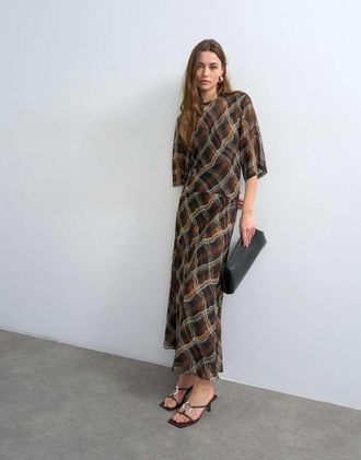 Topshop Robe t-shirt longue en mousseline avec taille arrondie et carreaux d&eacute;form&eacute;s - Marron-Brown