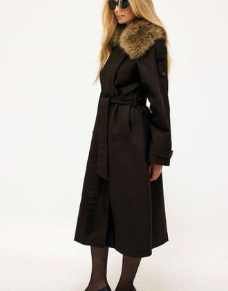 NA-KD Trenchcoat mit Faux-Fur-Detail in Dunkelbraun