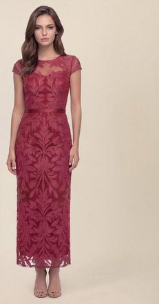 Apart Abendkleid mit Stickerei und Satinband