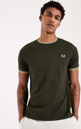 Fred Perry T-Shirt in Khaki mit zwei Zierstreifen und Logo-Gr&uuml;n