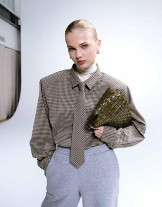 Lioness Notting Hill - Chemise &agrave; carreaux oversize et boutonn&eacute;e en coton avec &eacute;paulettes et cravate - Beige fonc&eacute;-Neutre