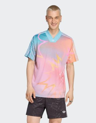 adidas Originals Love unites AOP-Jersey in Pfirsich / T&uuml;rkis / Regenbogen-Orange