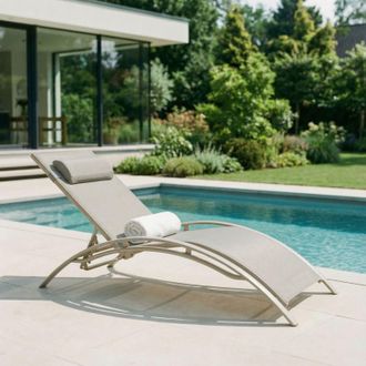 IDIMEX Gartenliege RELAX mit verstellbarer R&uuml;ckenlehne und Kissen, Champagner - wetterfeste Sonnenliege, klappbar f&uuml;r Balkon oder Terrasse, Aluminiumgestell 