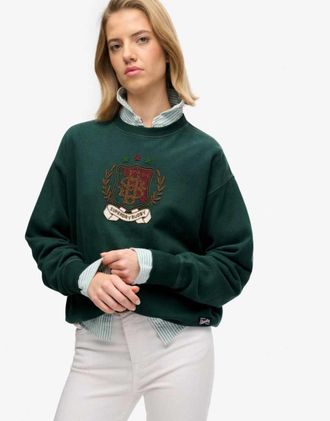 Superdry Crest - Locker geschnittenes Sweatshirt in dunklem Piniengr&uuml;n mit Rundhalsausschnitt