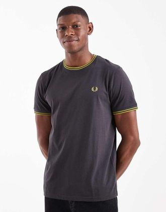 Fred Perry Graues T-Shirt mit zwei Zierstreifen