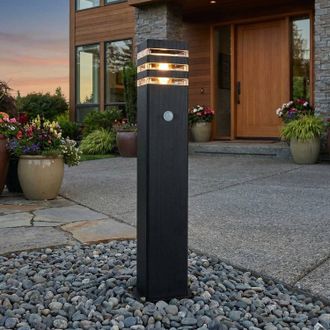 Licht-Erlebnisse Schwarze Au&szlig;enleuchte mit Bewegungsmelder 65 cm E27 eckig IP54 wetterfest RIO Wegeleuchte Garten Weg