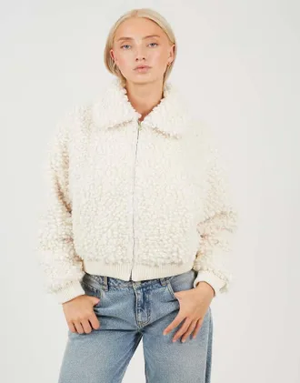 Brave Soul kurze Jacke mit faux-fur in Cremewei&szlig;