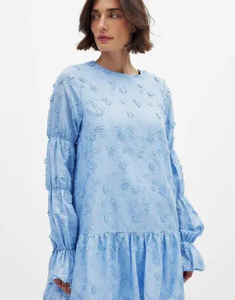 NA-KD Kleid in Hellblau mit tiefem R&uuml;ckenausschnitt und &Auml;rmeldetail