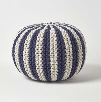 Homescapes Pouf, blau-wei&szlig; gestreifter Strickpouf, gro&szlig;es Bodenkissen 40 x 50 cm, dekorativer Fu&szlig;hocker mit grob gestricktem Bezug aus 100% Baumwolle, Strickpuff