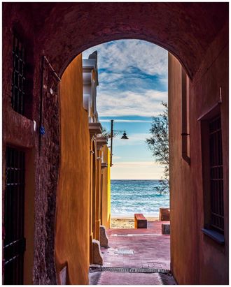 Wallario Poster - Traumhafter Blick aus Gasse in Premiumqualit&auml;t, Gr&ouml;&szlig;e: 40 x 50 cm