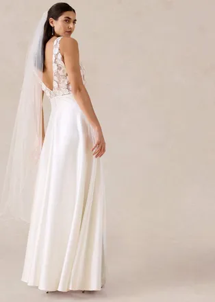Bonprix Brautkleid schmale Passform, aus gl&auml;nzendem Satin, mit hohem Schlitz, &auml;rmellos