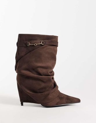 Simmi London Simmi London Sansa Stiefel mit umschlagbarem, gerafftem Schaft, Absatz und Horsebit-Detail in Braun aus Wildlederimitat