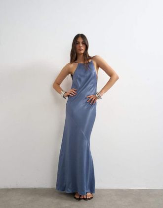 Topshop Robe longue en satin coup&eacute; en biais avec dos nu &eacute;chancr&eacute; - Bleu jean