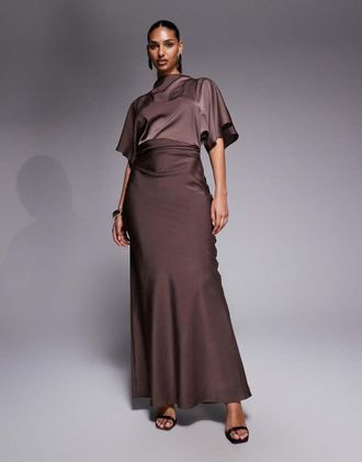 Asos Hochgeschlossenes Blouson-Maxikleid aus Satin in Hellbraun mit Flatter&auml;rmeln-Brown