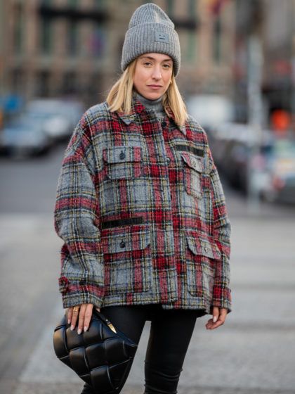 La sur-chemise à carreaux est le must-have de l’automne