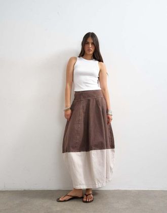 Topshop Jupe longue et ample en jean &agrave; surpiq&ucirc;res - Marron et &eacute;cru