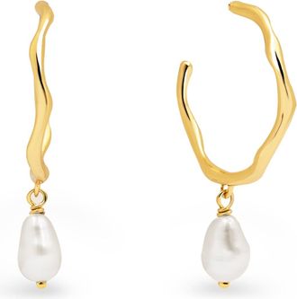 Singularu Menorca Pearl Creolen. Messing mit 18 Kt Vergoldeter Beschichtung. Schmuck f&uuml;r Damen